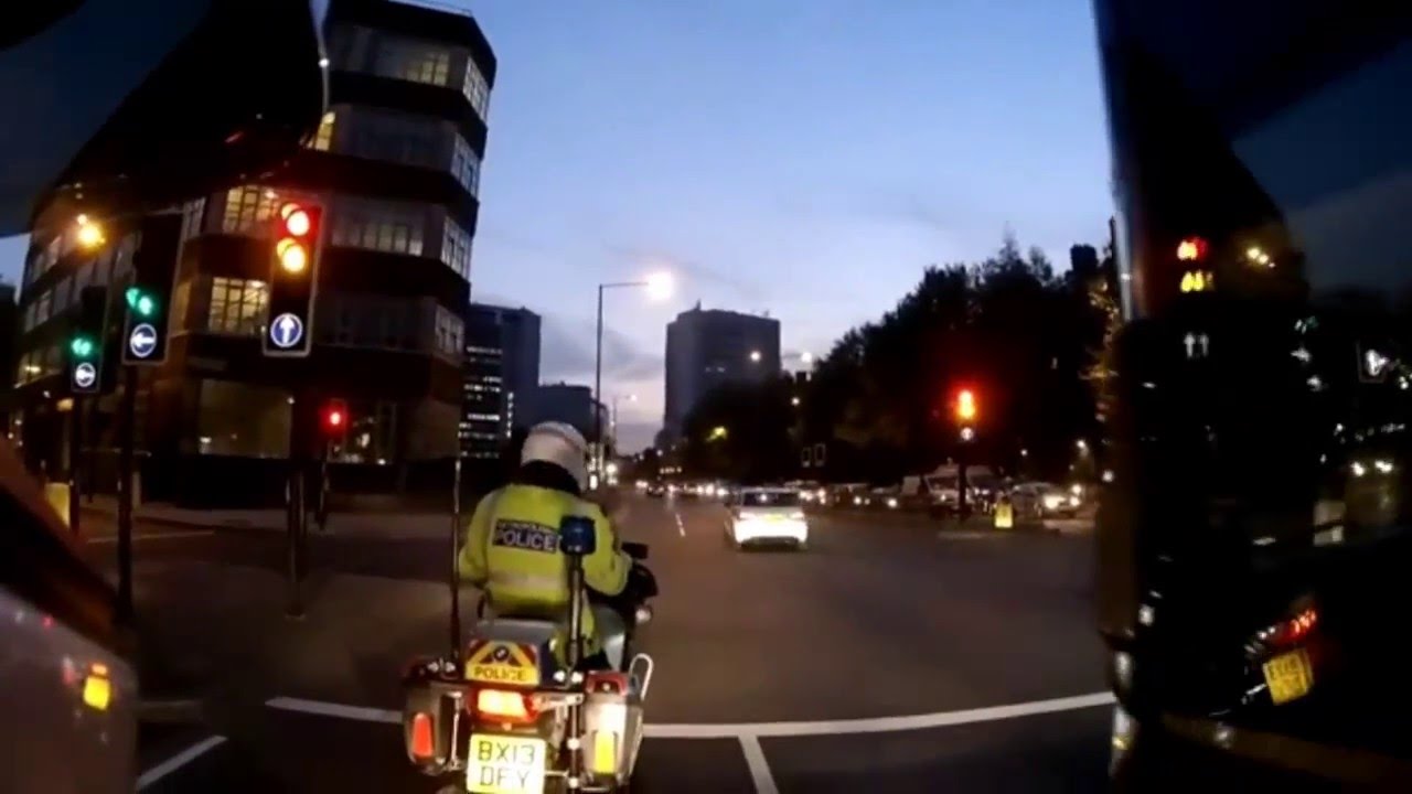 When Not To Run A Red Light – Fails.tv